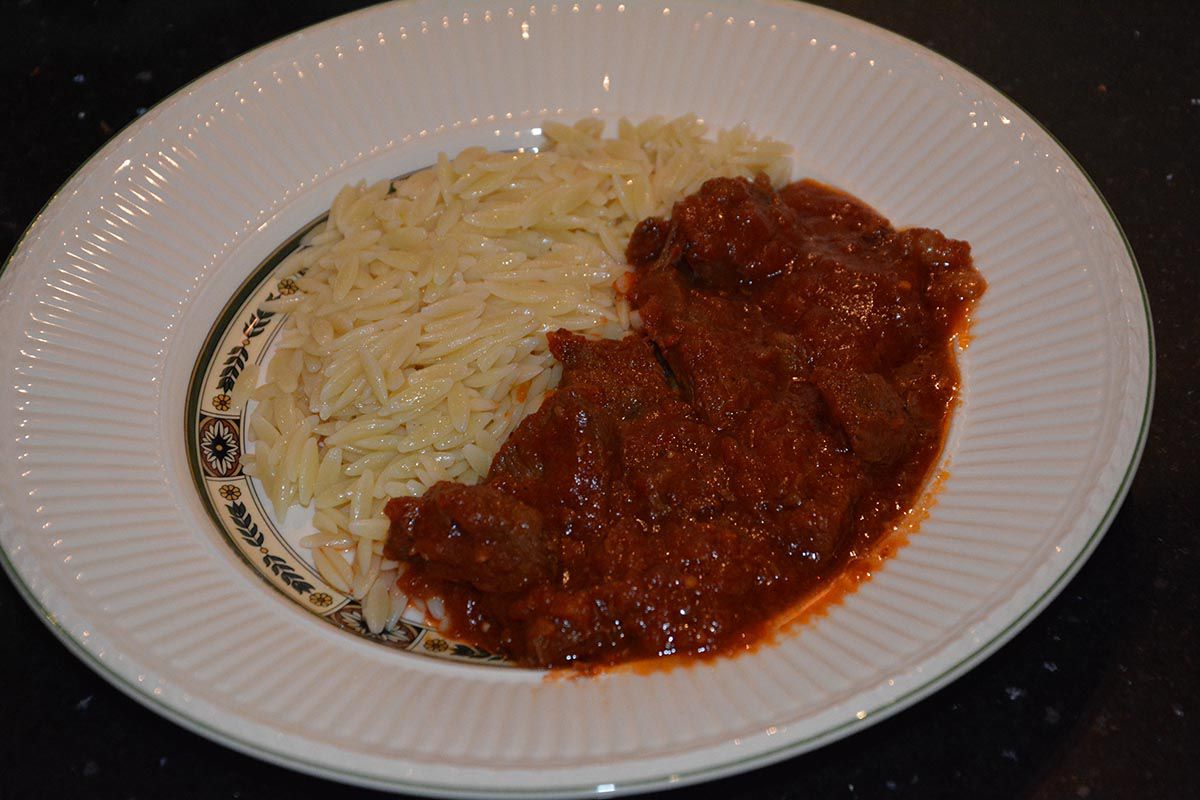Kokkinisto - Stoofvlees in tomatensaus - De Griekse Gids